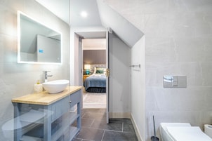 Quarto casal luxo | Banheiro | Produtos de toalete grátis, secador de cabelo, toalhas de banho, shampoo