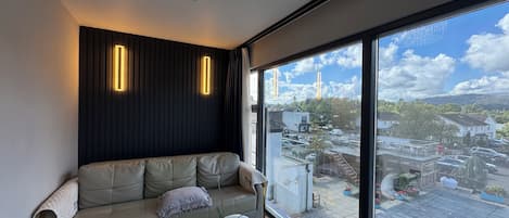 Suite Deluxe, vista para a montanha | 1 quarto, roupa de alta qualidade, edredões de penas, Wi-fi grátis