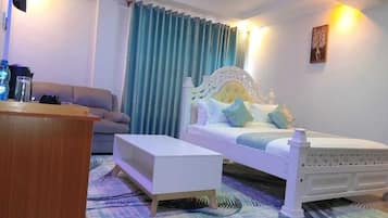 Quarto solteiro superluxo, sacada, vista para o resort | Escrivaninha, espaço de trabalho para notebook