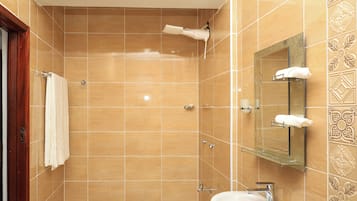 Quarto Individual Standard, varanda | Casa de banho | Um polibã, roupões, chinelos, toalhas fornecidas