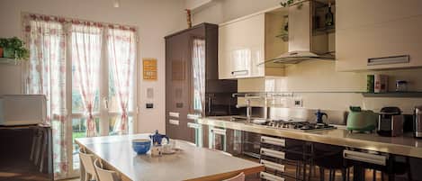 Apartamento, varanda | Cozinha privada | Geladeira, fogão, cooktop, lava-louças