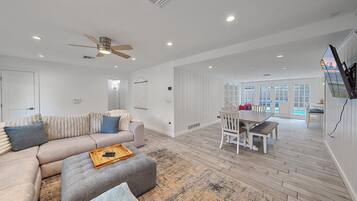 Casa, 4 quartos | Área de estar | Smart TV