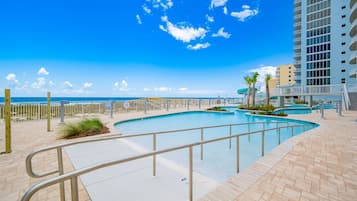 Apartamento em Condomínio Fechado, 4 quartos | Piscina