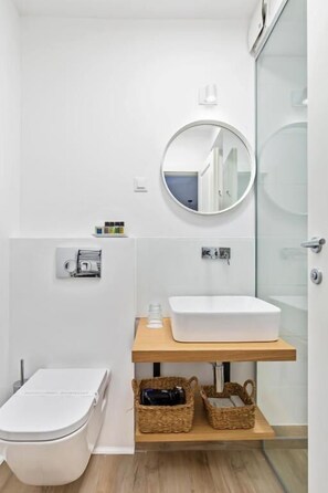 Quarto casal clássico | Banheiro | Chuveiro, secador de cabelo, toalhas de banho, shampoo