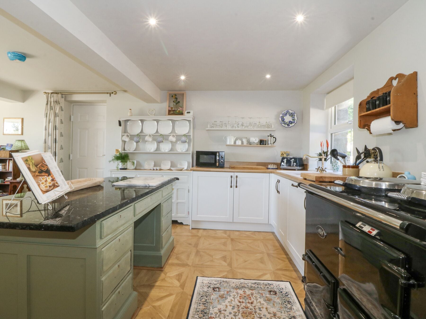 Uma máquina de lavar louça, utensílios de cozinha 