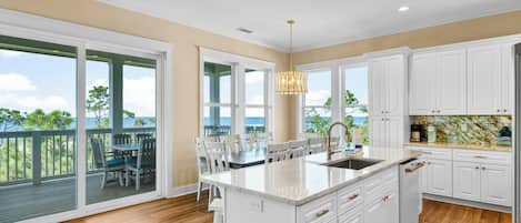 Casa, piscina privativa, vista para o oceano | Cozinha privada | Um frigorífico/congelador grande, um micro-ondas, um forno