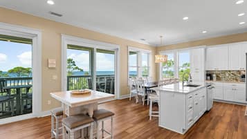 Casa, piscina privativa, vista para o oceano | Cozinha privada | Um frigorífico/congelador grande, um micro-ondas, um forno
