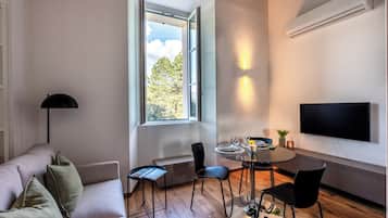 Apartamento, vista para a piscina | Sala de jantar