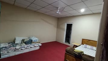 Quarto casal luxo, vista para a montanha | Quartos à prova de som, ferros/tábuas de passar roupa, Wi-Fi de cortesia