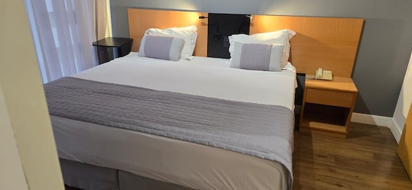Apartamento | Cofre no quarto, cortinas/cortinados opacos, ferro/tábua de engomar