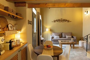 Suite Deluxe | Sala de estar | Smart TV de 32 polegadas com canais por cabo 