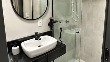Apartamento | Casa de banho | Um polibã, um secador de cabelo, toalhas fornecidas, sabão