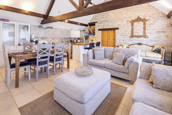 The Dovecote, Rowden Manor- Sleeps 6 & Parking - Chippenham