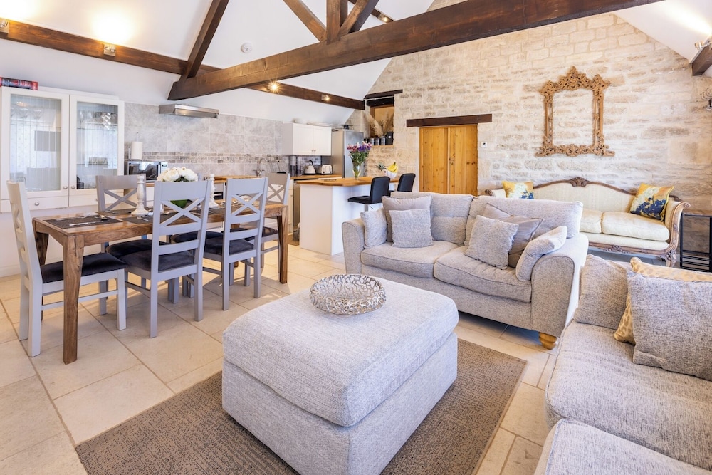 The Dovecote, Rowden Manor- Sleeps 6 & Parking - Chippenham