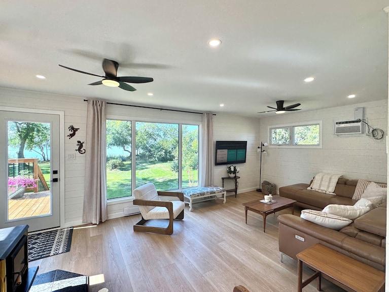 Beachfront Cottage *Fully Renovated* - Manitoba