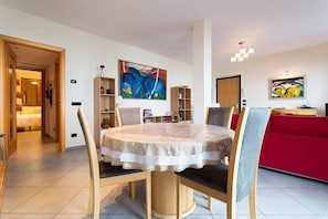Apartamento, várias camas, varanda, vista para a montanha (Sopra il Lago 4) | Opções para refeição