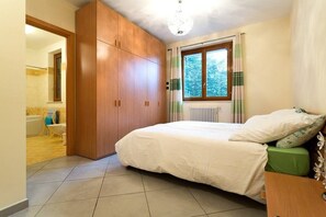 Apartamento, várias camas, varanda, vista para a montanha (Sopra il Lago 4) | 3 quartos, individualmente decorados, individualmente mobiliados