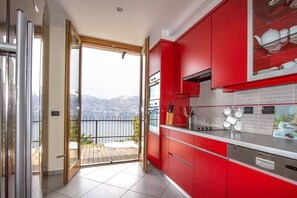 Apartamento, várias camas, varanda, vista para a montanha (Sopra il Lago 4) | Cozinha privada | Geladeira, micro-ondas, fogão, cooktop