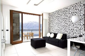 Apartamento, 1 cama de casal, pátio, vista para a montanha (Sopra il Lago 5) | Sala de estar | Televisor de ecrã plano de 42 polegadas com canais digitais