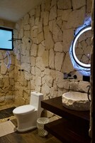 Villa, várias camas, varanda | Casa de banho | Artigos de higiene pessoal grátis, toalhas fornecidas, papel higiénico