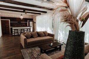 Villa, várias camas, varanda | Sala de estar | Televisor de ecrã plano de 42 polegadas com canais digitais