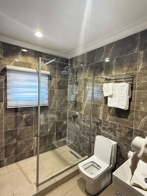 Quarto Duplo Deluxe, varanda | Casa de banho | Um polibã, artigos de higiene pessoal grátis, um secador de cabelo