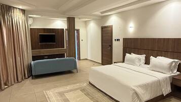 1 quarto, secretária, secretária adequada para computadores portáteis