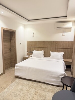 1 quarto, secretária, secretária adequada para computadores portáteis