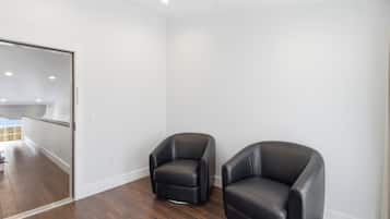 Suite Standard | Sala de estar | Televisor de 55 polegadas com canais por cabo, filmes pagos