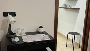 Quarto Triplo Comfort | Minibar, cofre no quarto, secretária