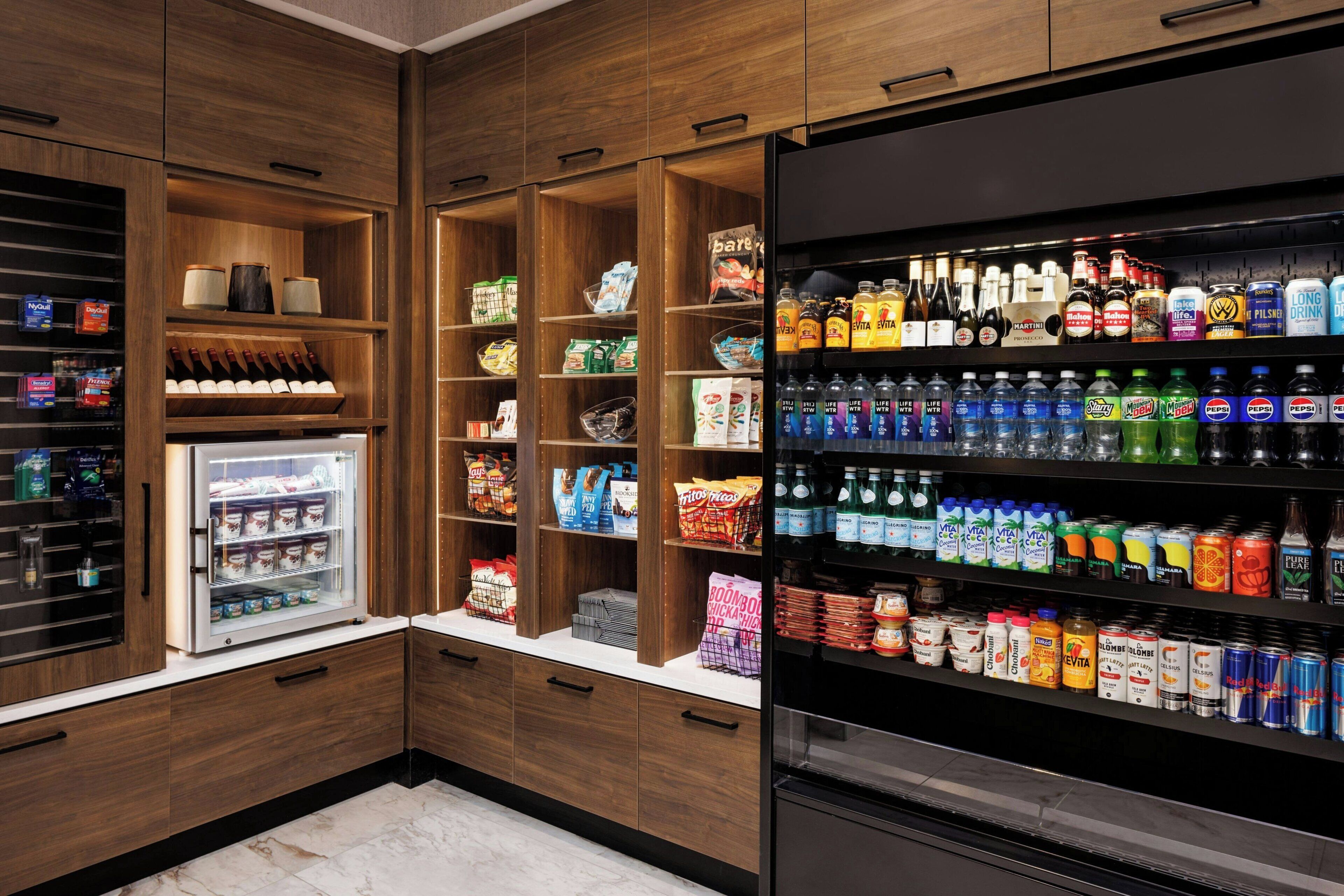 Uma área bem organizada para bebidas e petiscos, com diversas marcas e produtos.