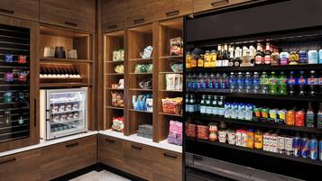 Uma área bem organizada para bebidas e petiscos, com diversas marcas e produtos.