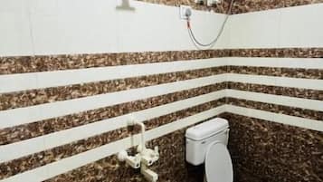 Chuveiro, produtos de toalete grátis, chinelos, toalhas de banho