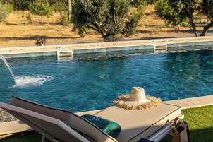 Piscina externa, guarda-sóis, espreguiçadeiras