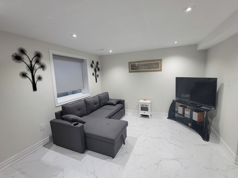 Guest Basement In Scarborough - Markham