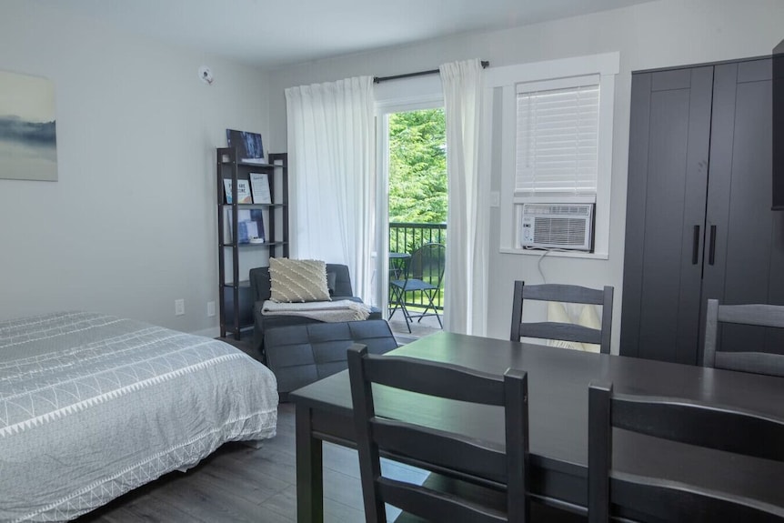 The Riverbend | Modern Studio @ Harrison Lake - Harrison Hot Springs