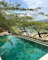 Piscina externa, guarda-sóis