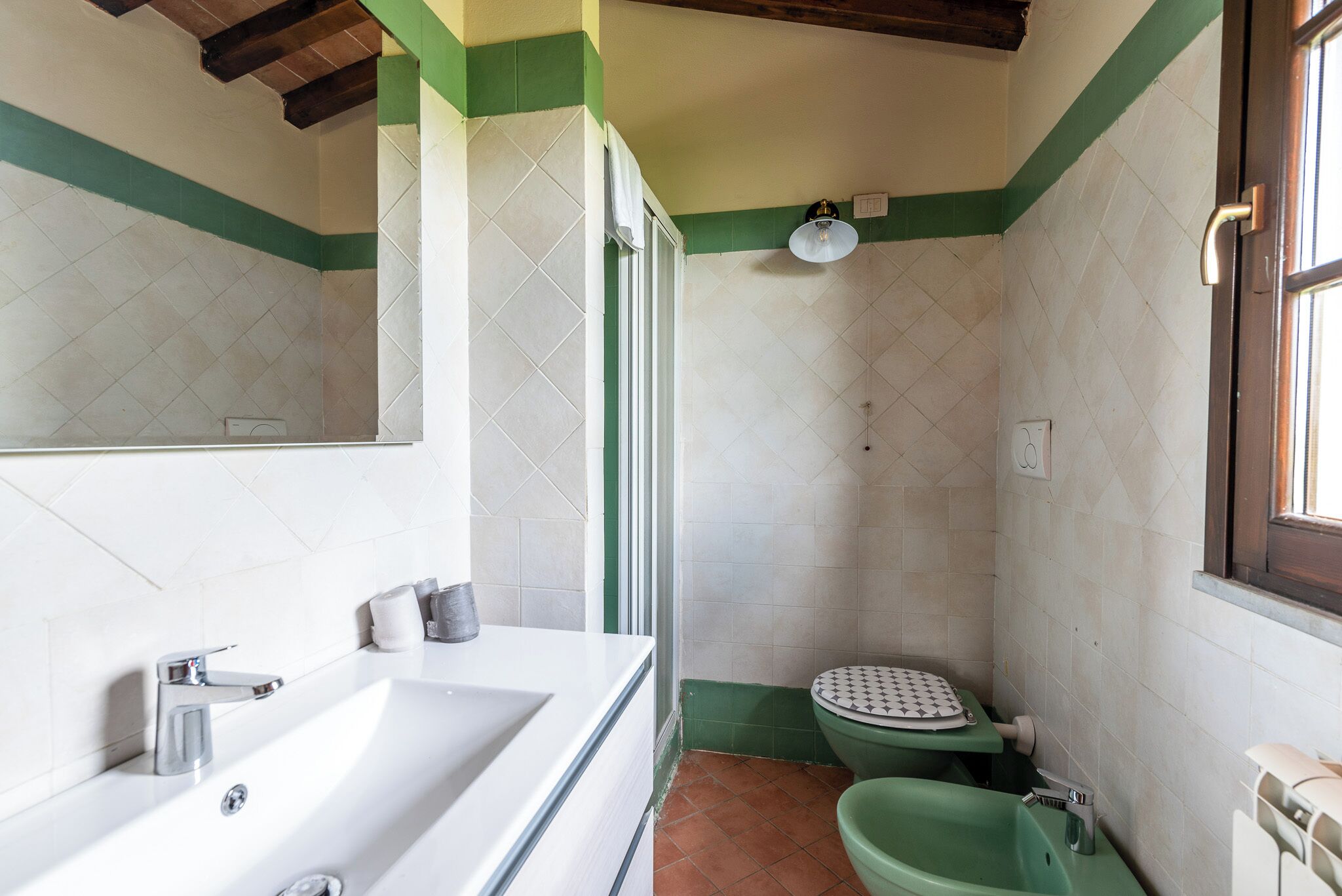 Casa, pátio | Casa de banho | Um bidé, papel higiénico 