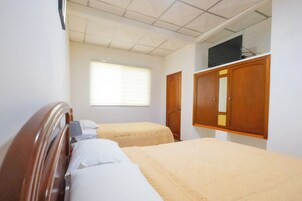 Quarto Duplo Standard | Minibar, Wi-fi grátis, roupa de cama fornecida 