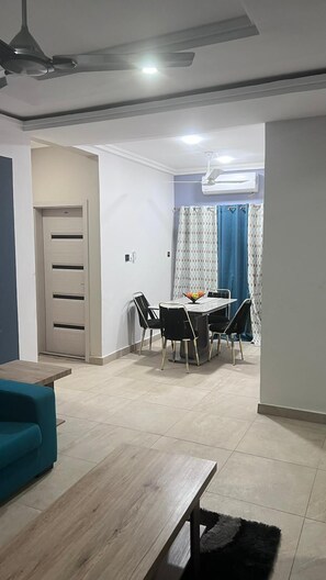 Apartamento família | Opções para refeição no quarto