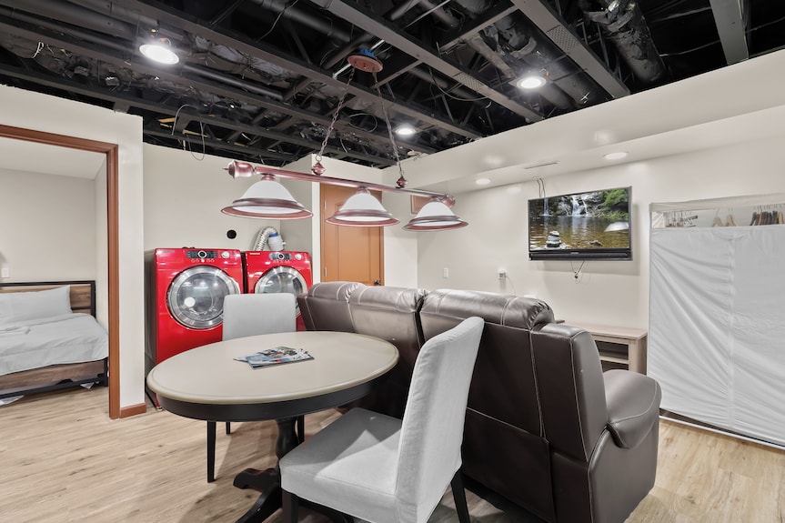 Luxury Waterfront Home Built For Entertaining! - 벨 에어