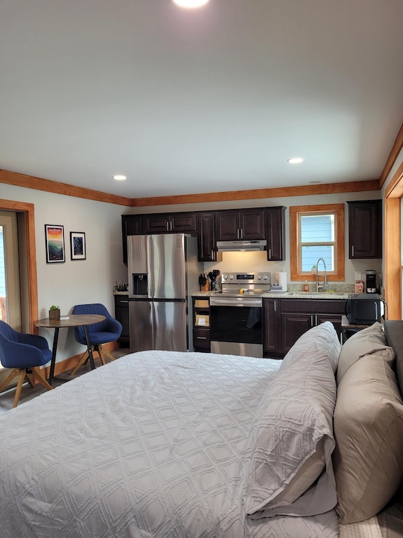 Charming Downtown Bryson City Skyloft Studio 3 - Perfect For Couples - Bryson City, NC