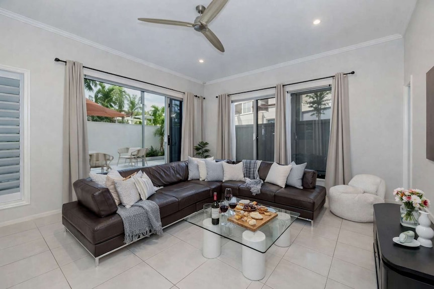 North Ward Beachside Home, Townsville | 4br | 2 King Beds | Walk To Strand - Vincent