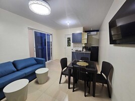 Suite-Estúdio Familiar, vista para a piscina | Sala de estar | Smart TV de 43 polegadas com canais digitais, serviços de streaming 