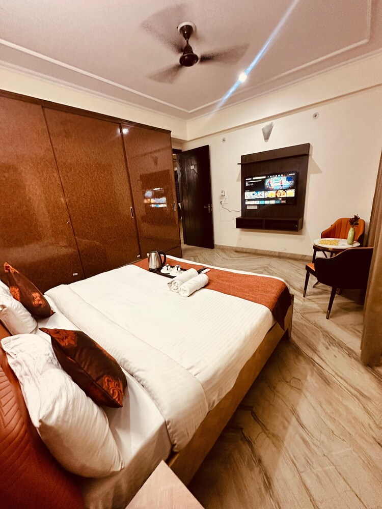 Jpm Suites Noida 70 - Noida