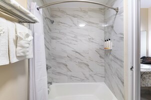 Secador de cabelo, toalhas de banho, sabonete, shampoo