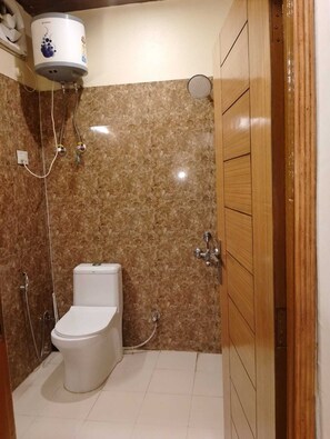 Quarto Duplo Deluxe, vista para a montanha | Casa de banho | Um polibã, toalhas fornecidas, sabão, champô 