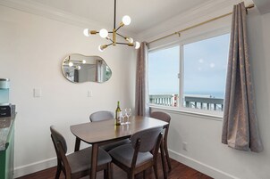 Apartamento família, 2 quartos, sacada, vista para o oceano | Sala de jantar