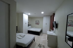 Quarto triplo | Escrivaninha, Wi-Fi de cortesia, roupa de cama