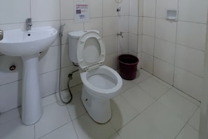 Quarto duplo | Banheiro | Chuveiro, toalhas de banho, papel higiênico 